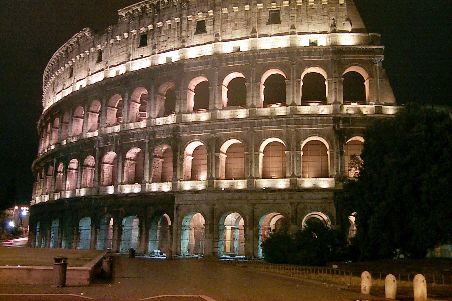 Il colosseo di notte - Un turista italiano in Italia